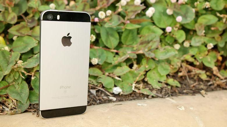 Apple iPhone SE Review: Retro or retread?