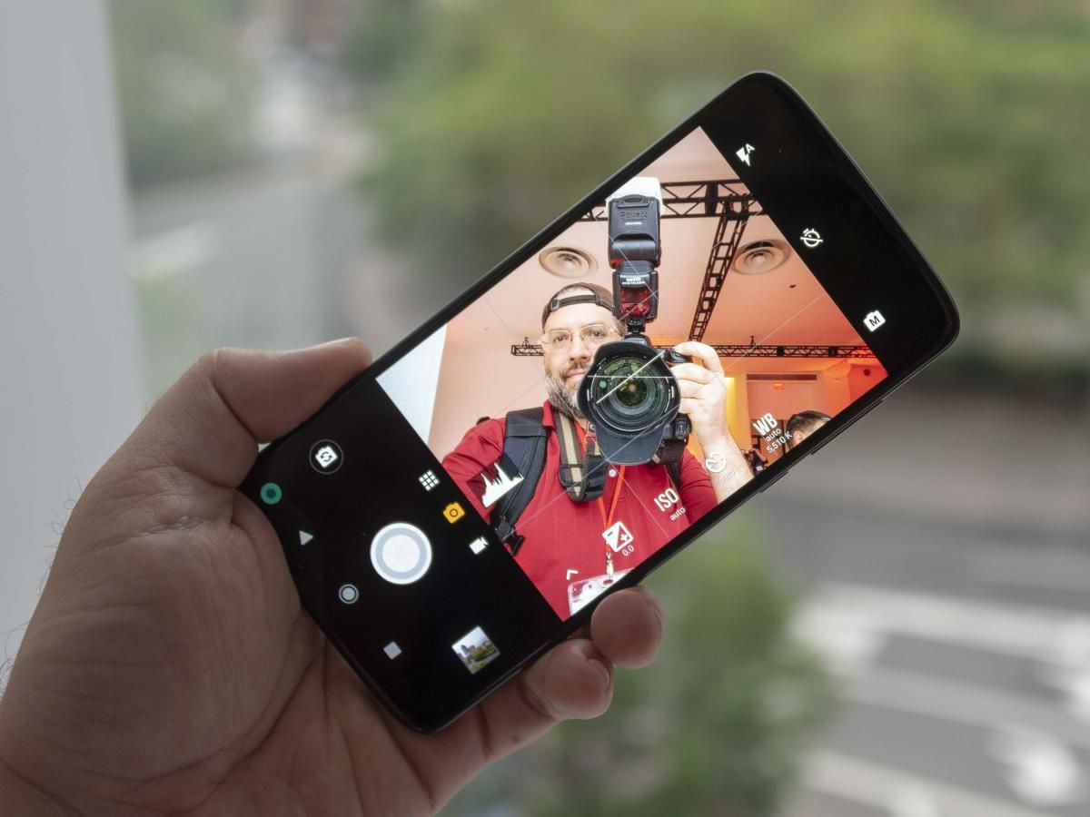 Motorola Moto Z4 official with more modest specs, single camera