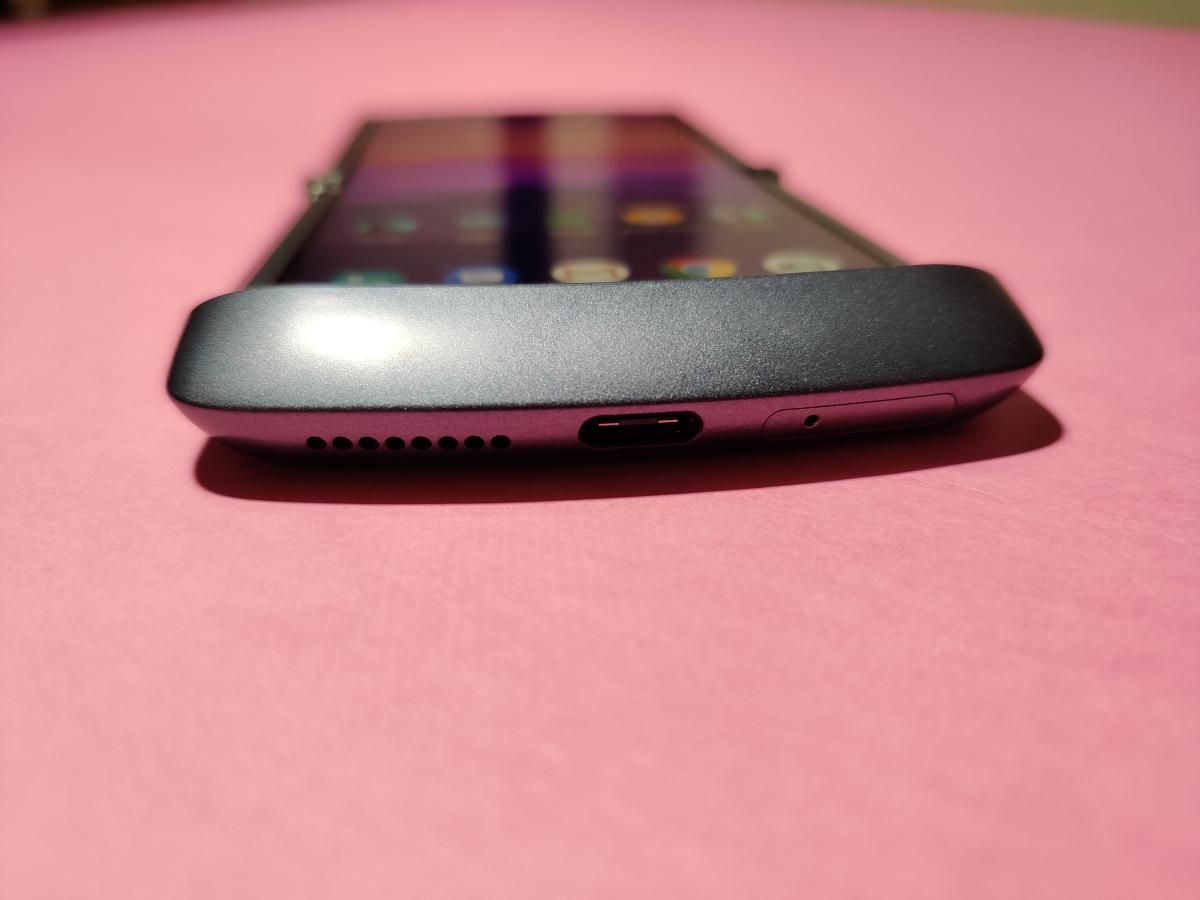 Motorola RAZR 5G first impressions: Nostalgia is the future?